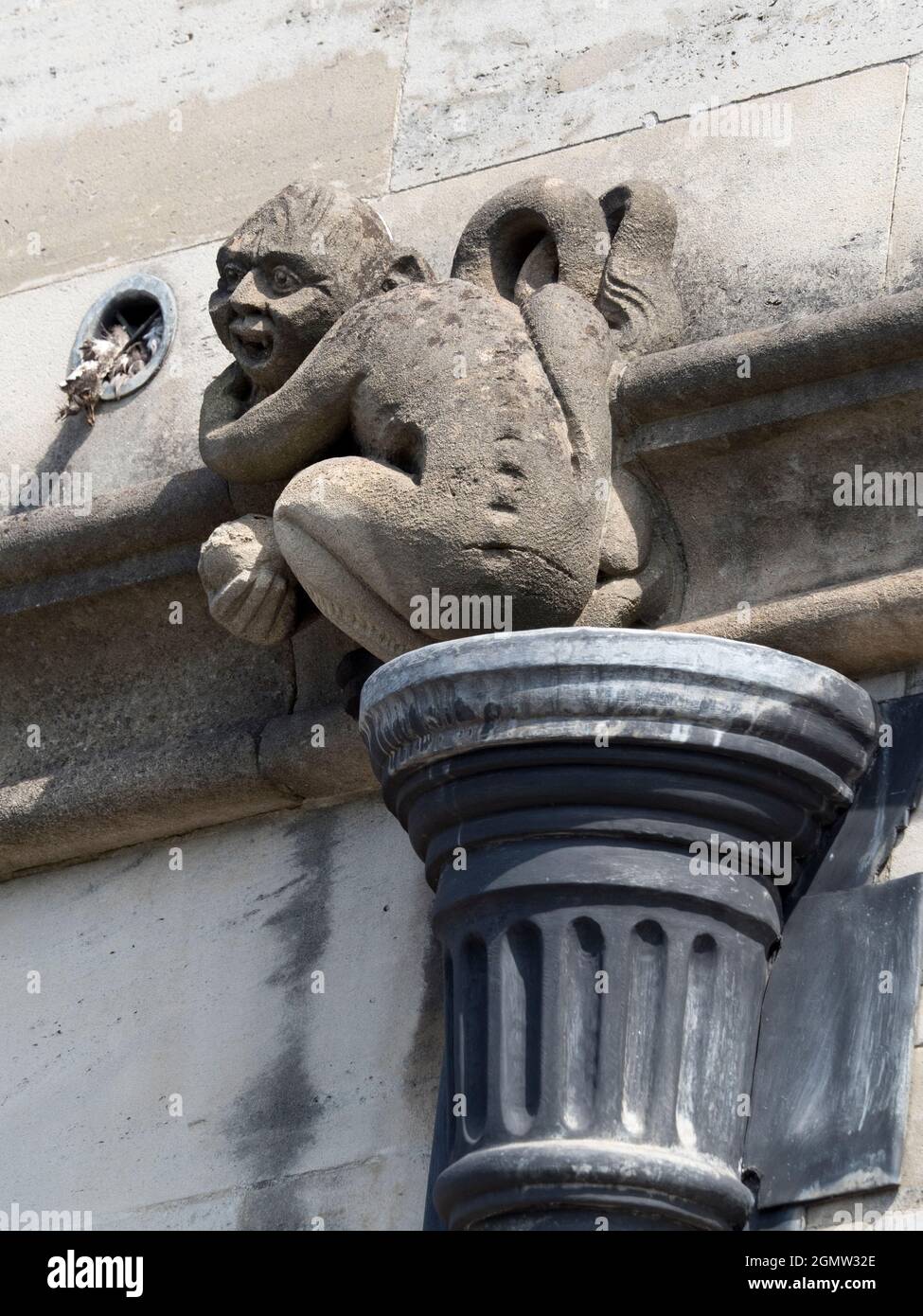 Monkey gargoyle hi-res stock photography and images - Alamy