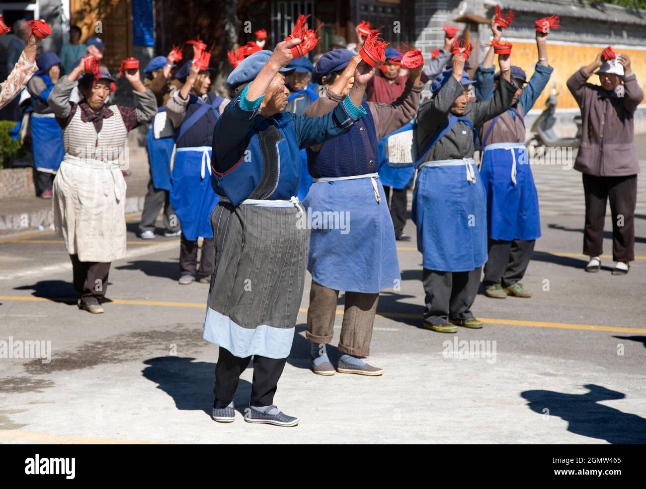 Group people doing tai chi hi-res stock photography and images - Alamy