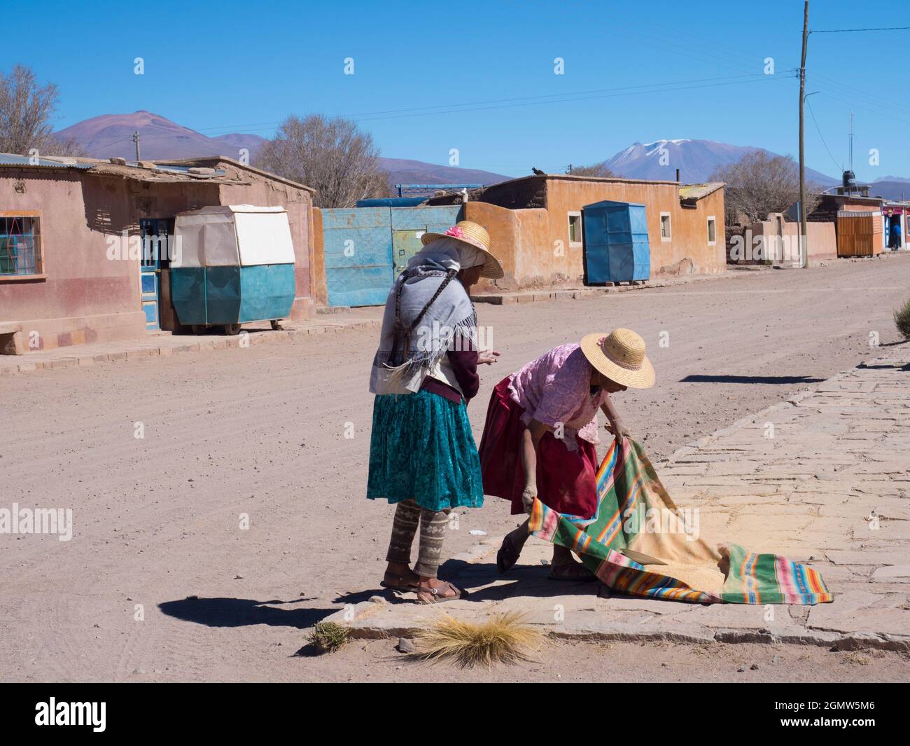Altiplano bolivia women hi-res stock photography and images - Alamy