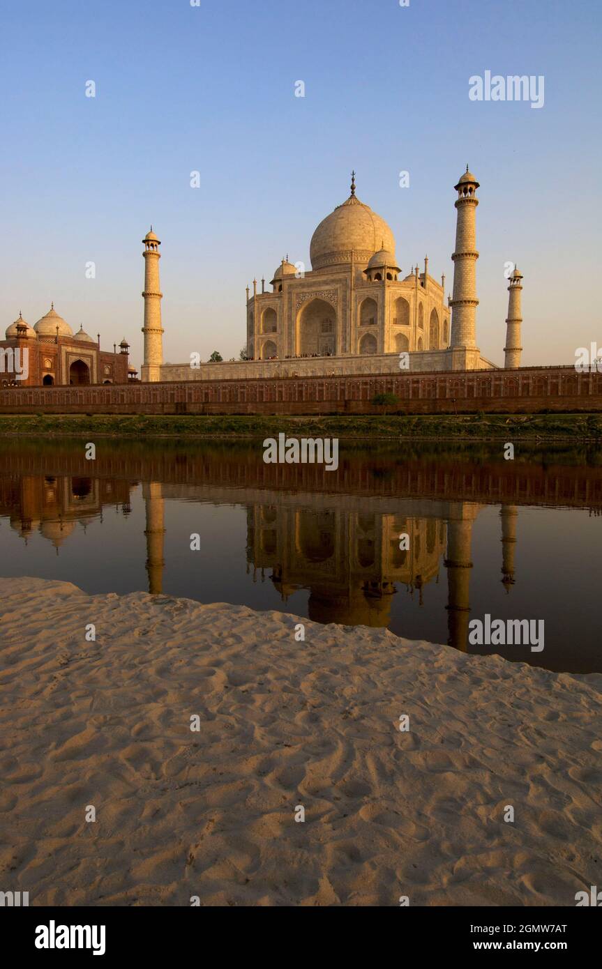 Taj mahal sunset vertical hi-res stock photography and images - Alamy