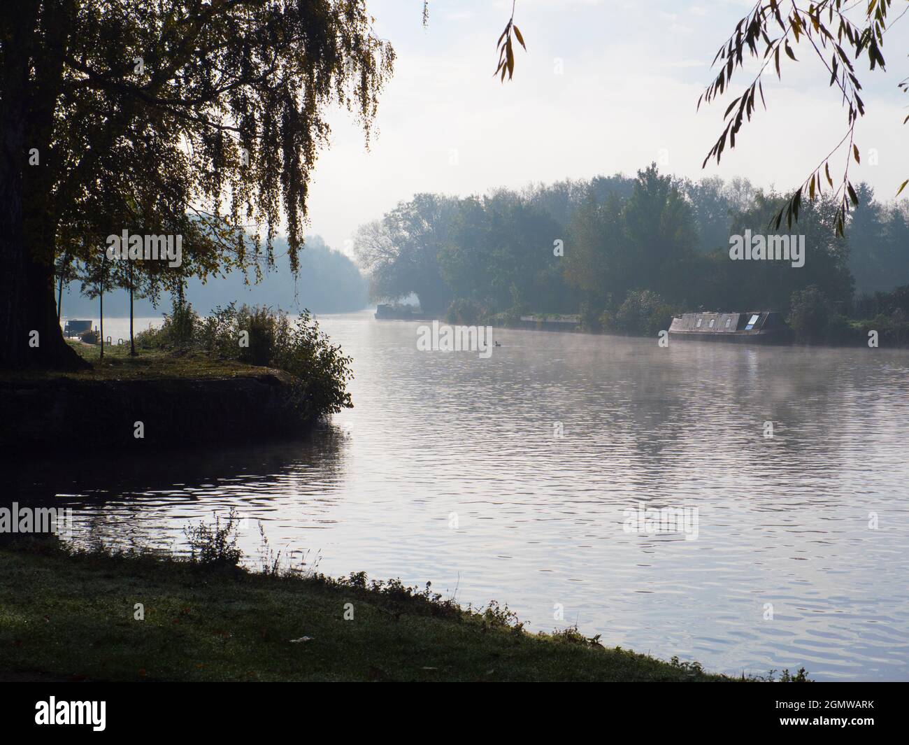 Folly bridge path and river thames hi-res stock photography and images ...
