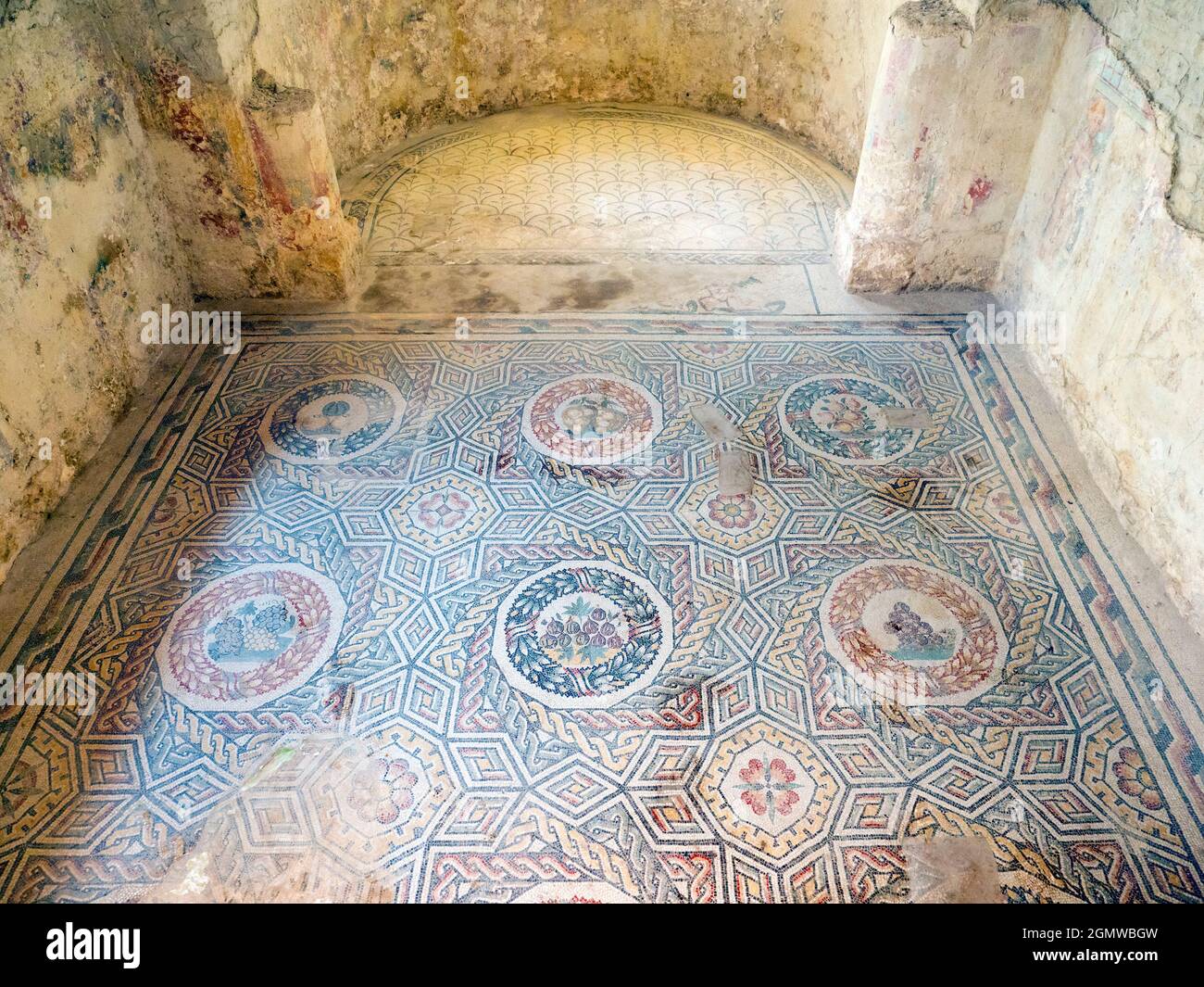Roman villa atrium hi-res stock photography and images - Alamy