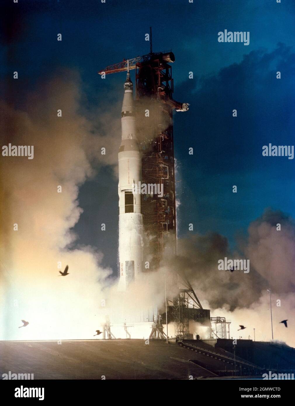(31 Jan. 1971) --- The huge, 363-feet tall Apollo 14 (Spacecraft 110/Lunar Module 8/Saturn 509 ...