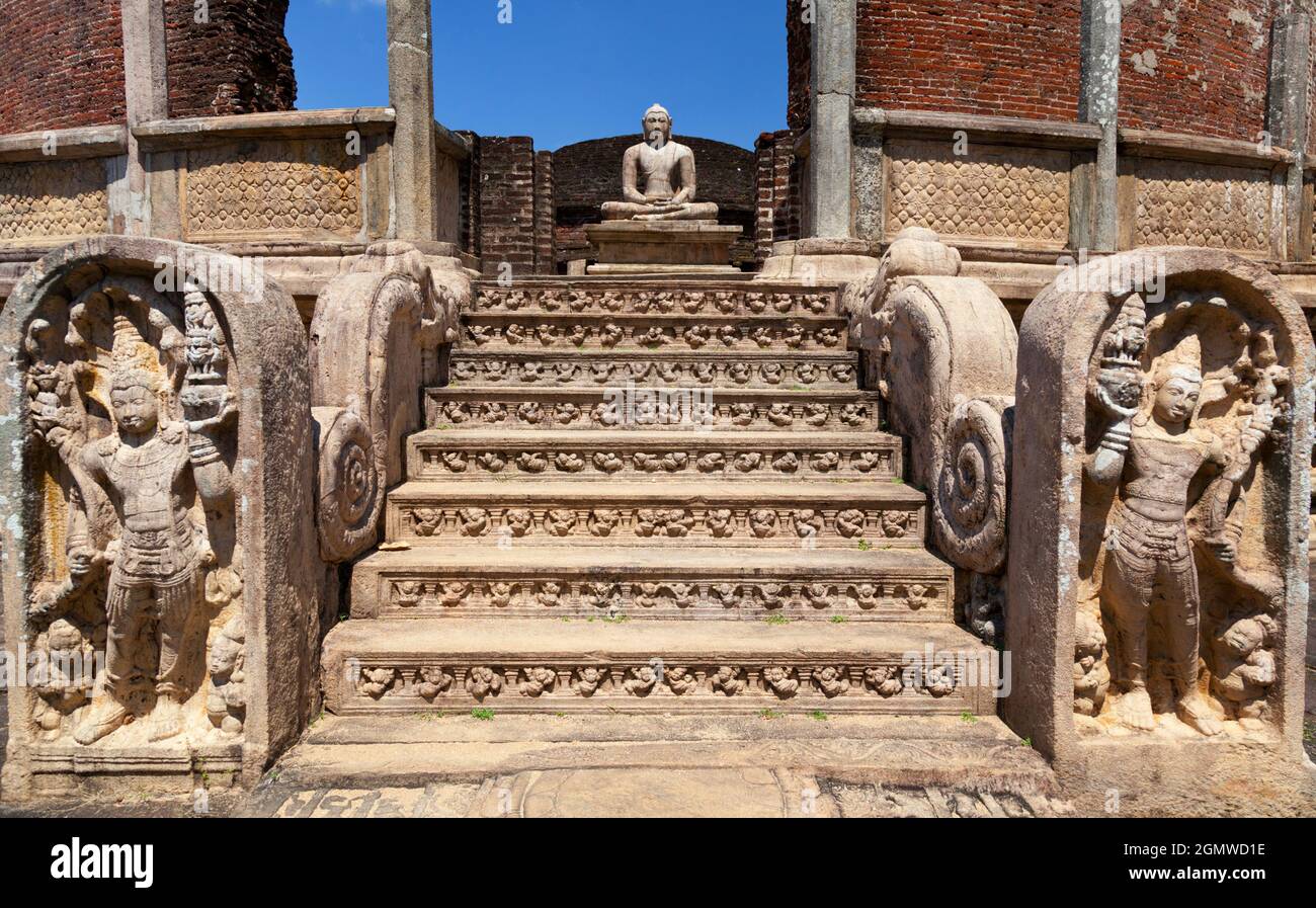 Statue of king parakramabahu hi-res stock photography and images - Alamy