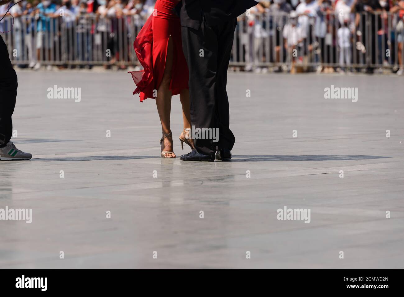 Tango dancers feet dancing close hi-res stock photography and images ...