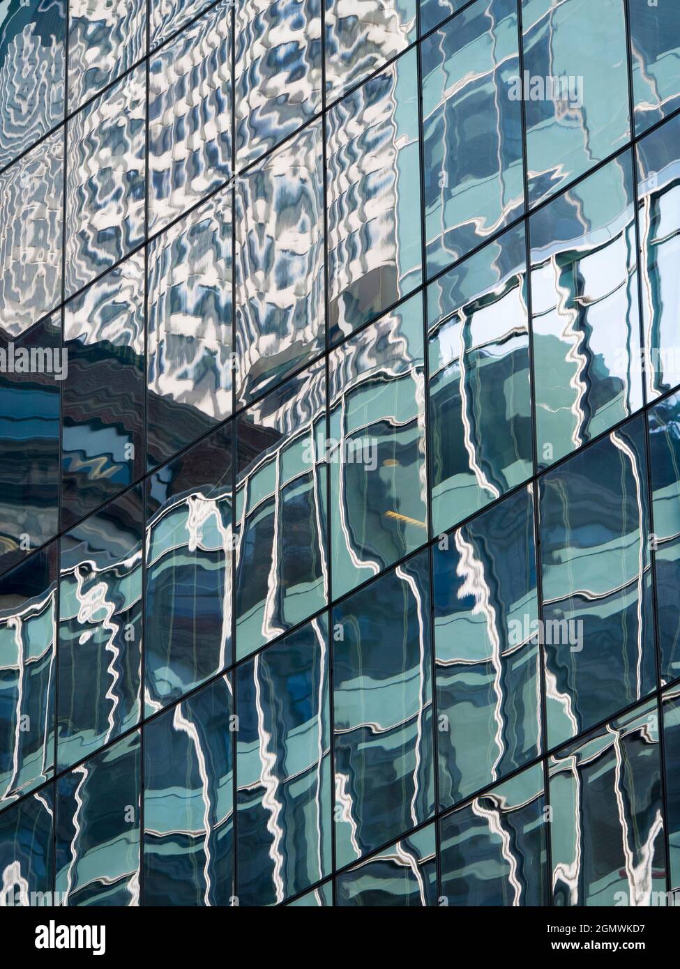 Reflection skyscraper hi-res stock photography and images - Alamy
