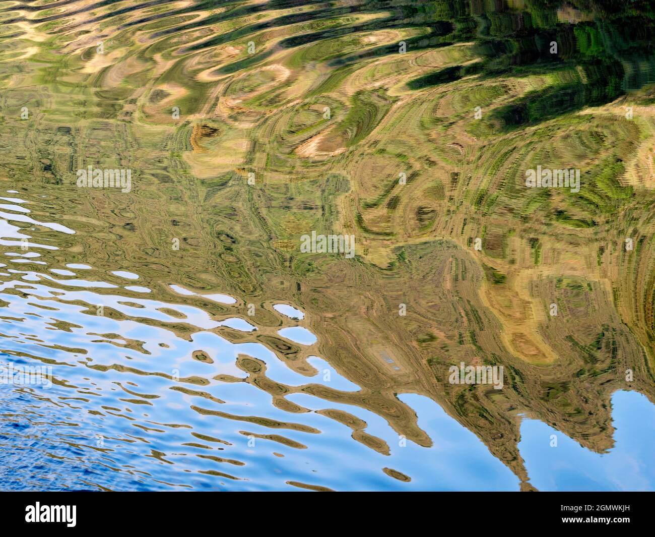 The scenic Douro Valley, which runs from the Atlantic coast at Porto ...