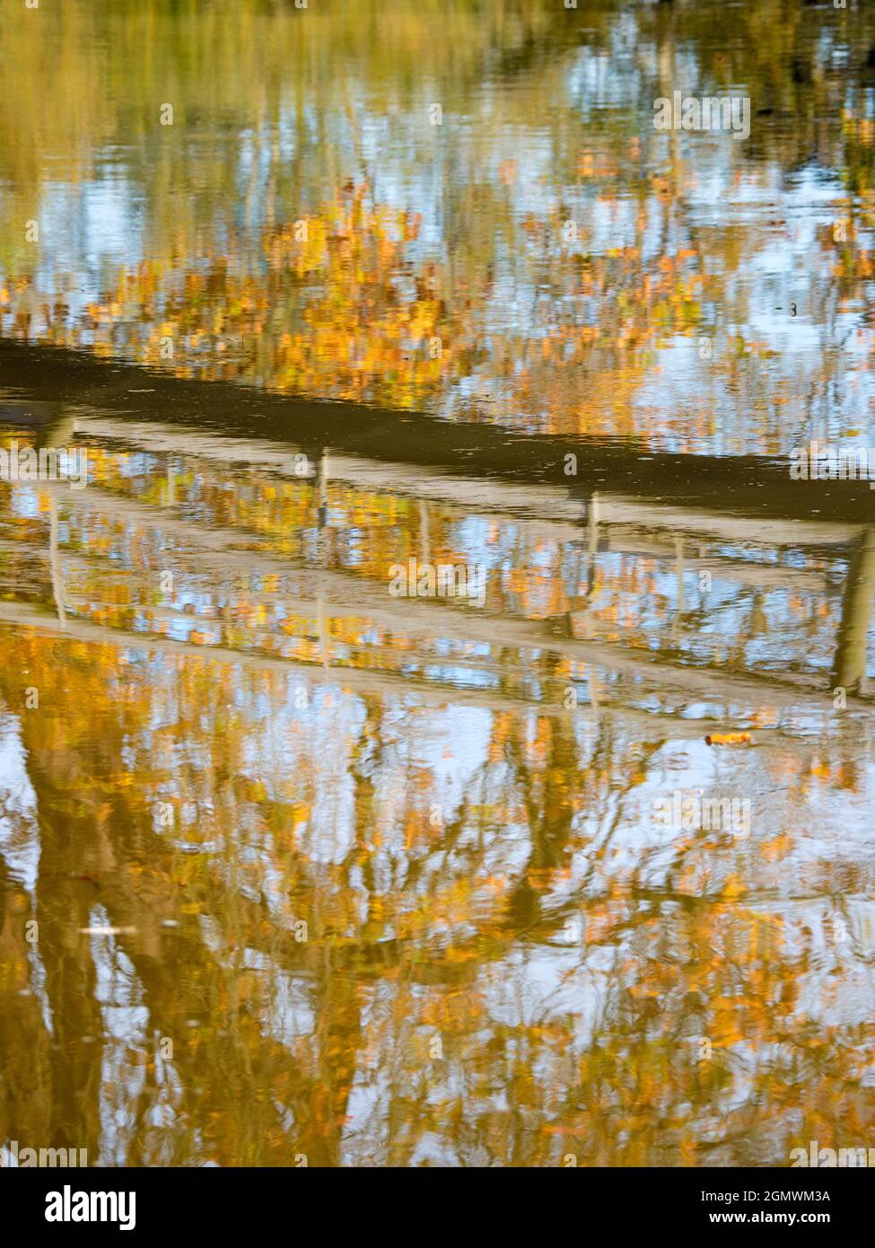 Oxford, England - 27 October 2019 This tubular truss footbridge over ...