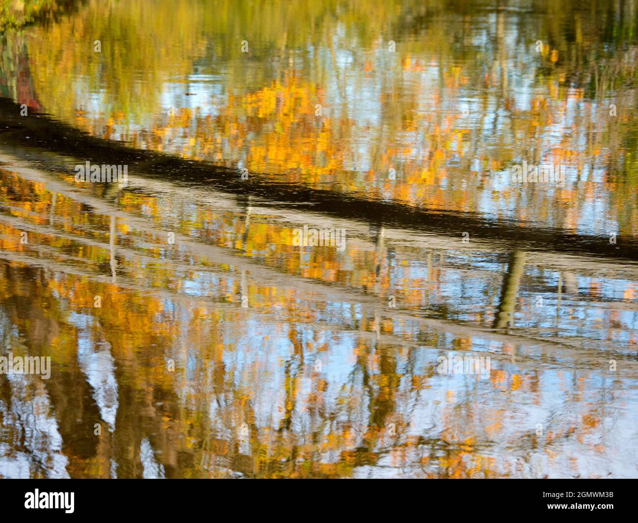 Oxford, England - 27 October 2019 This tubular truss footbridge over ...