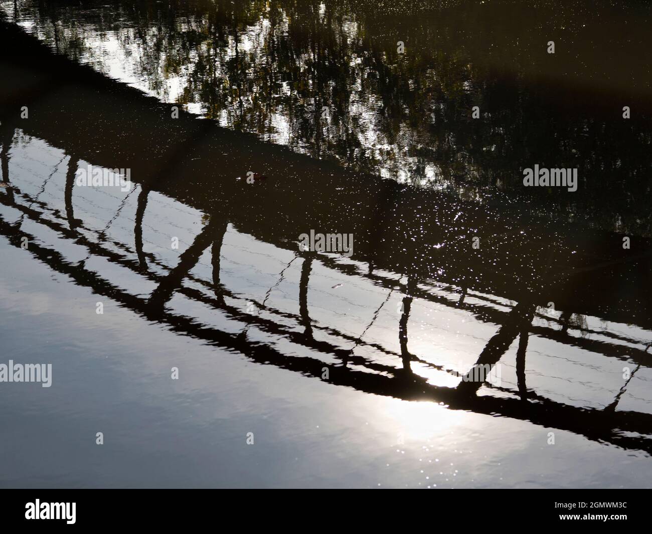 Oxford, England - 27 October 2019 This tubular truss footbridge over ...
