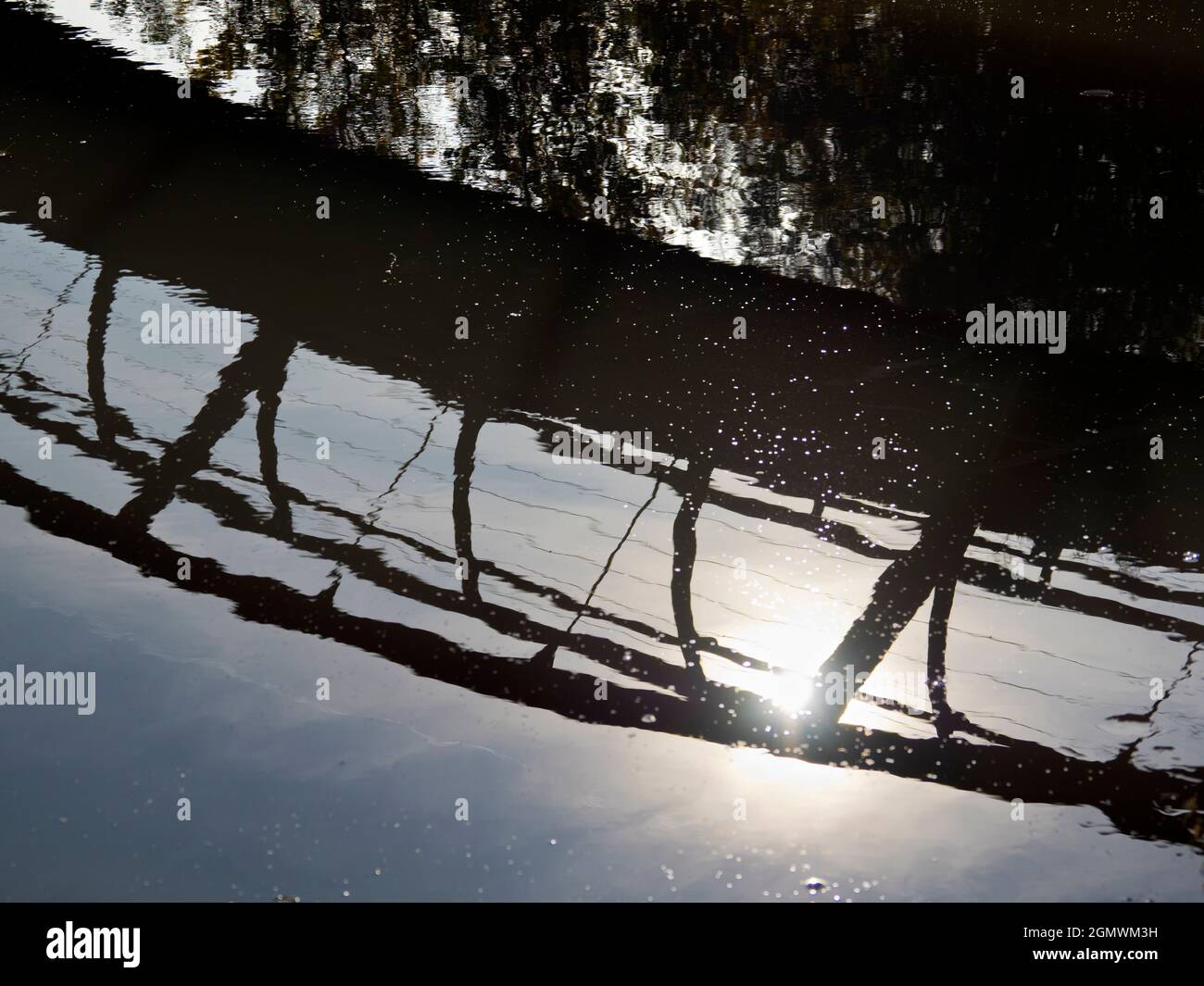 Oxford, England - 27 October 2019 This tubular truss footbridge over ...