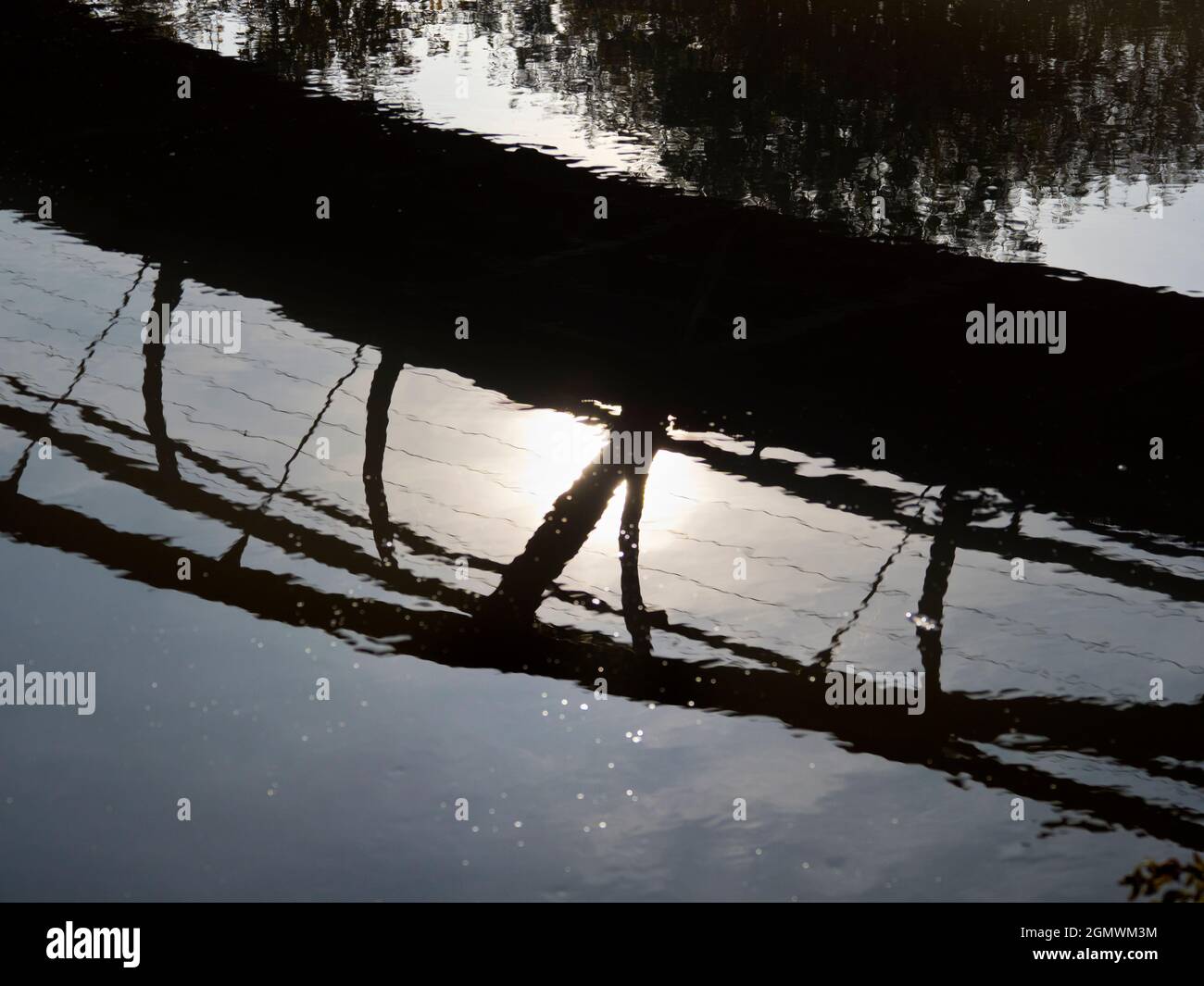 Oxford, England - 27 October 2019 This tubular truss footbridge over ...
