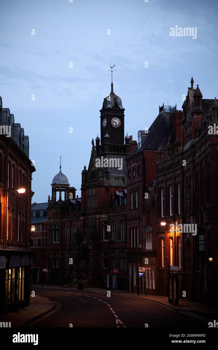 Nighttime city street scene hi-res stock photography and images - Alamy
