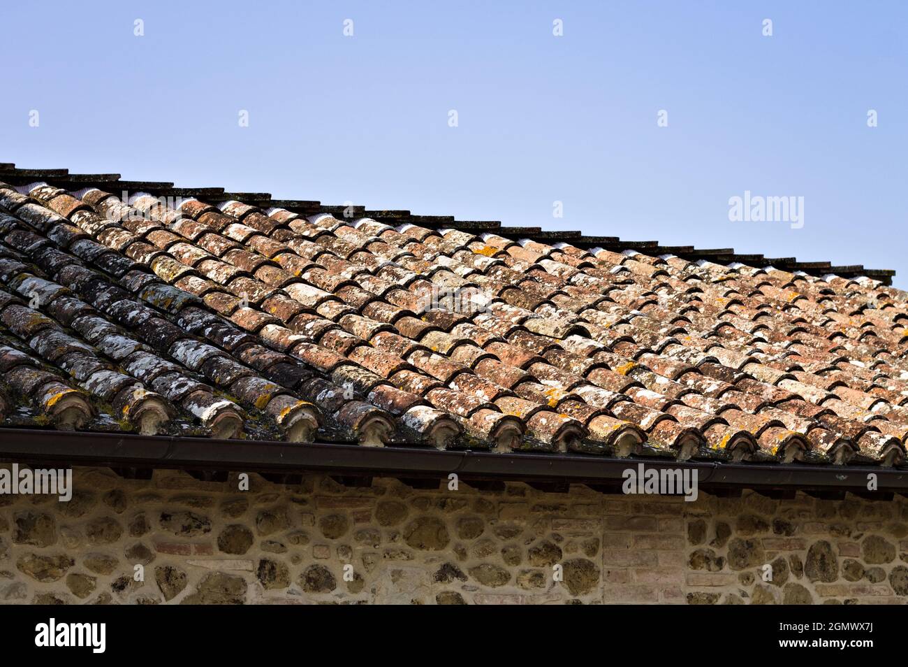 The roof with brick tiles of a farm in the Italian countryside (Umbria ...