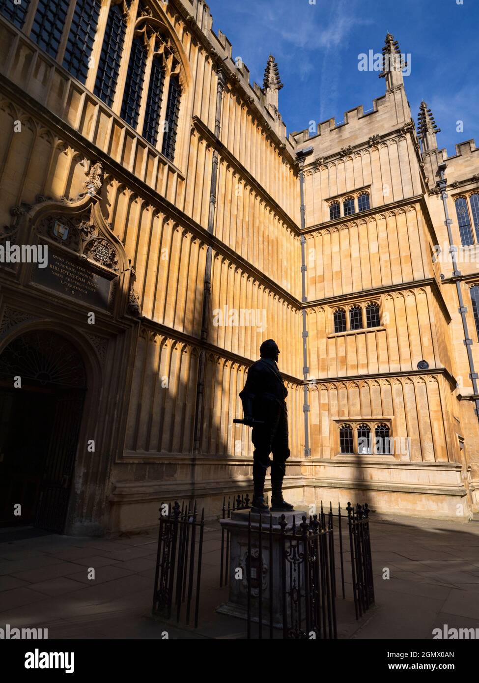 Bodleian library statue oxford hi-res stock photography and images - Alamy