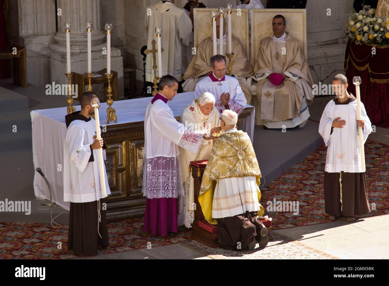 Pope Benedict XVI, Churchyard Basilica, Mass, Communion of the Faithful ...