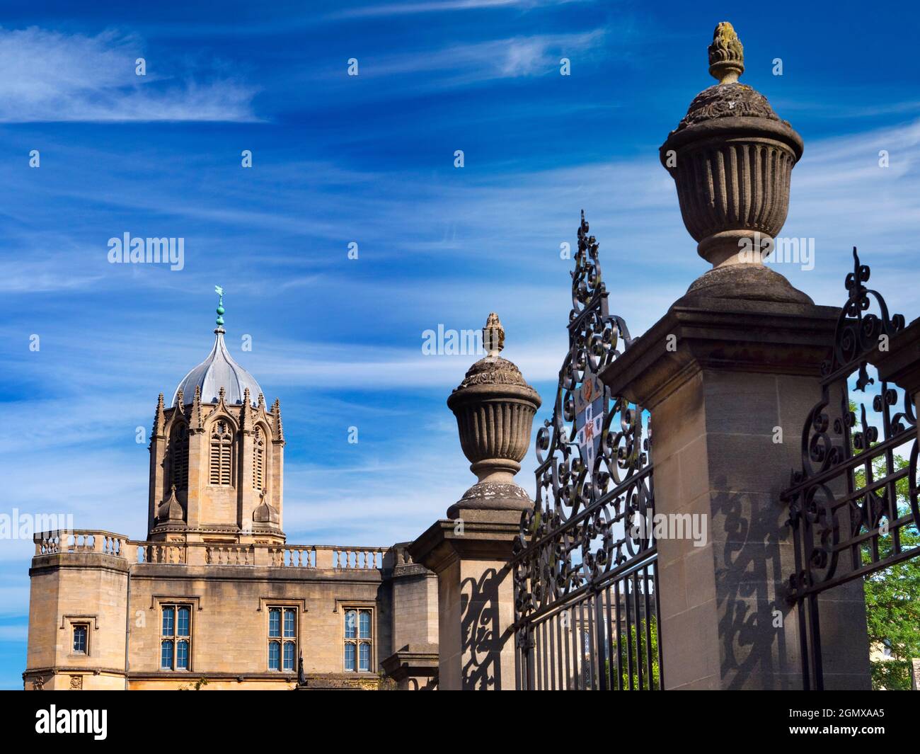 Christ church college gate oxford hi-res stock photography and images ...