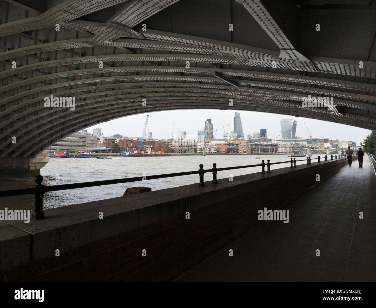 Blackfriars Railway Bridge crosses the River Thames in London, between ...