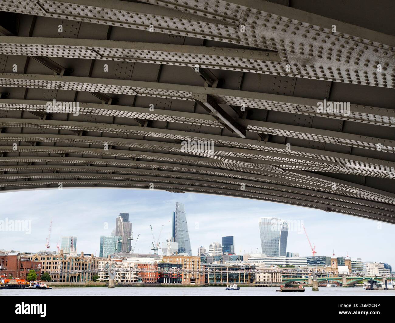 Blackfriars Railway Bridge crosses the River Thames in London, between ...