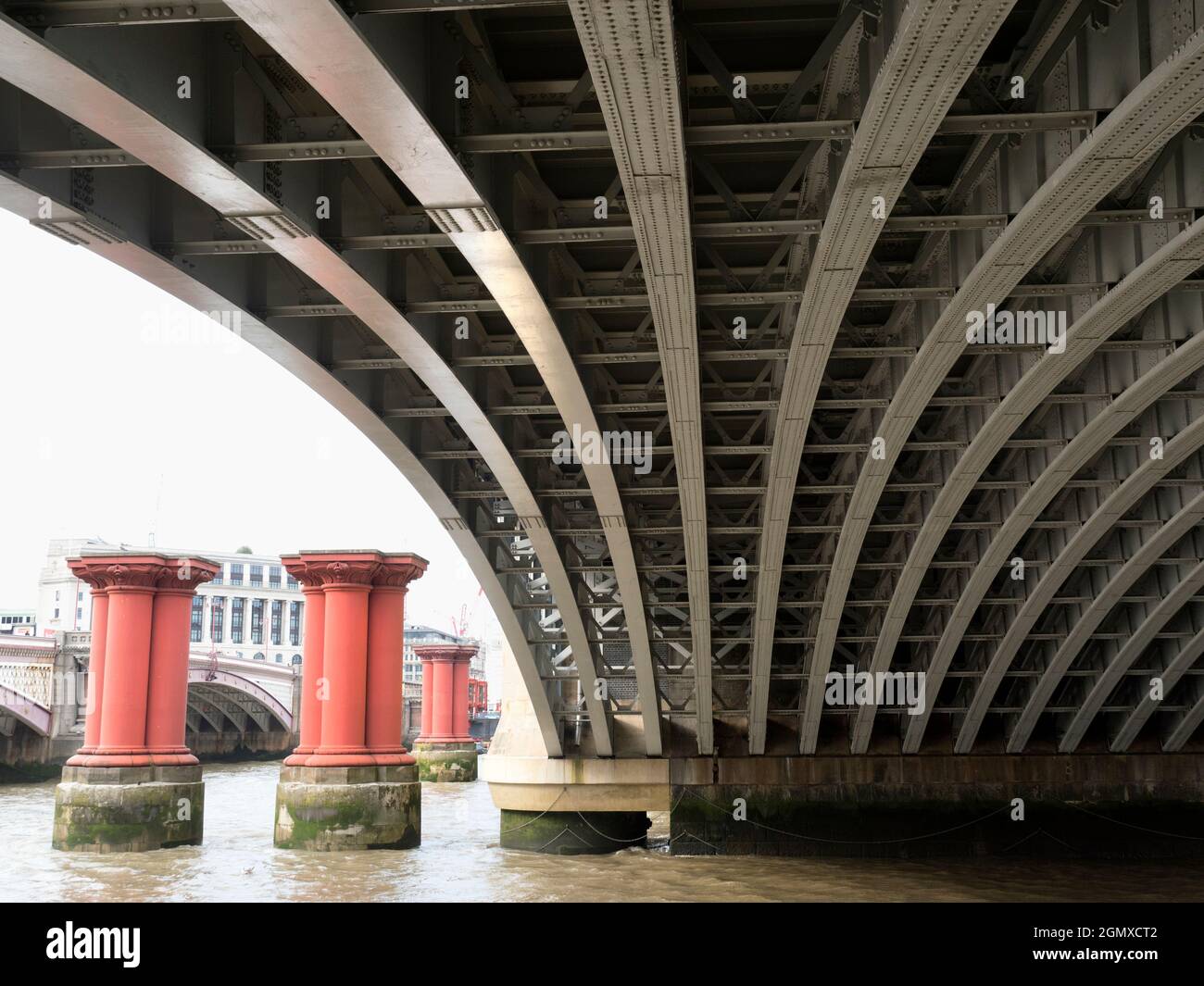 Blackfriars Railway Bridge crossies the River Thames in London, between ...