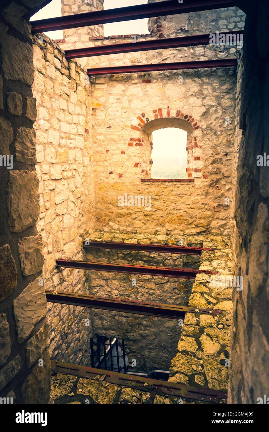 Basement of a castle hi-res stock photography and images - Alamy