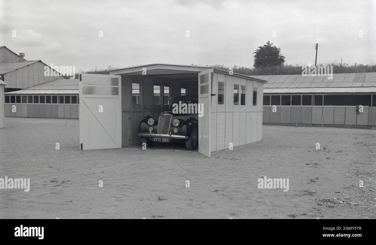 Domestic car garages hi-res stock photography and images - Alamy