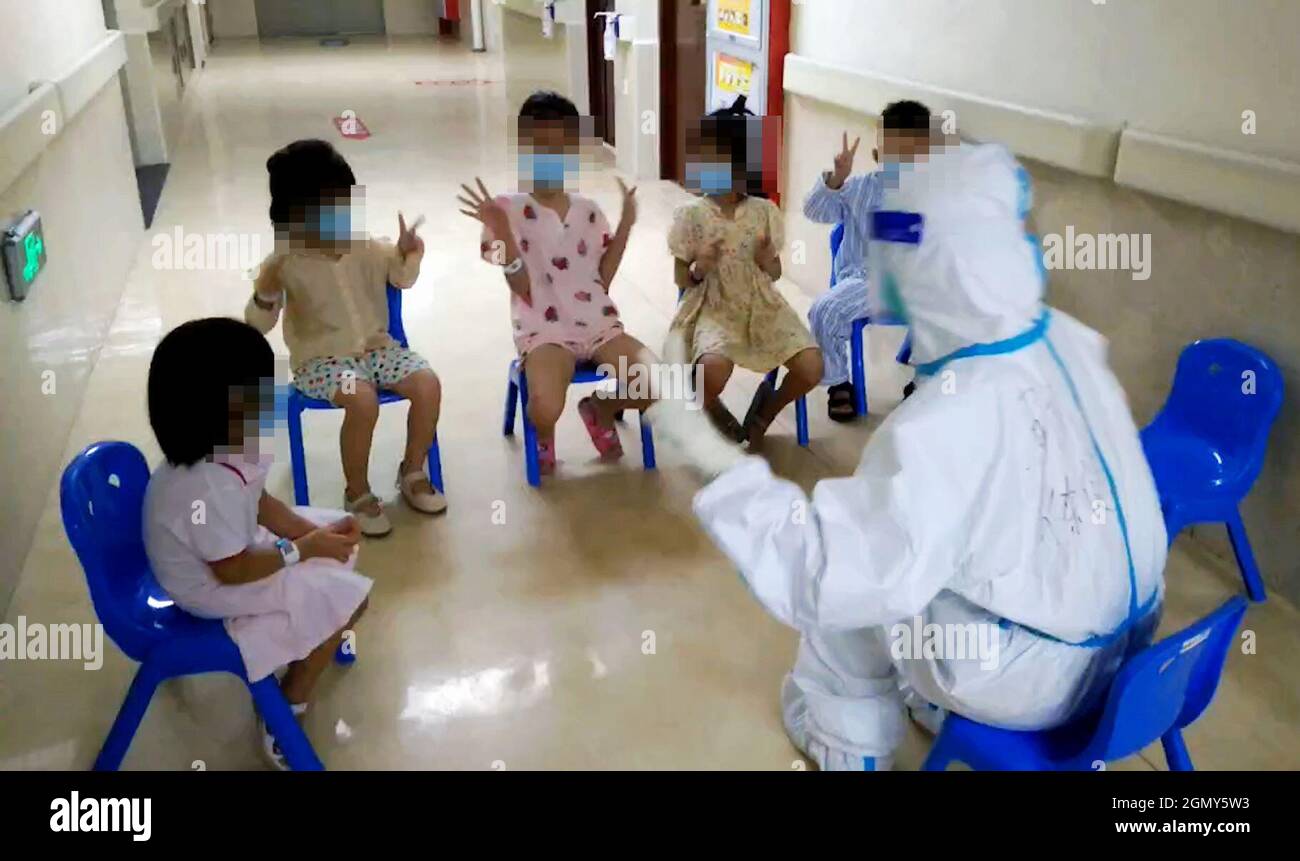 Children playing games hospital hi-res stock photography and images - Alamy