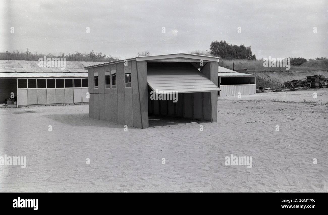 Domestic car garages hi-res stock photography and images - Alamy