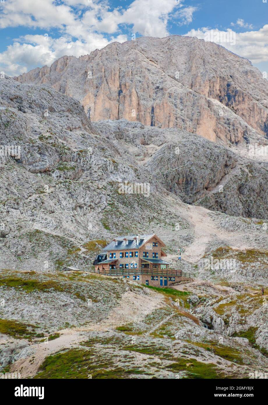 Dolomiti (Italy) - A view of the awesome Dolomites mountain range ...