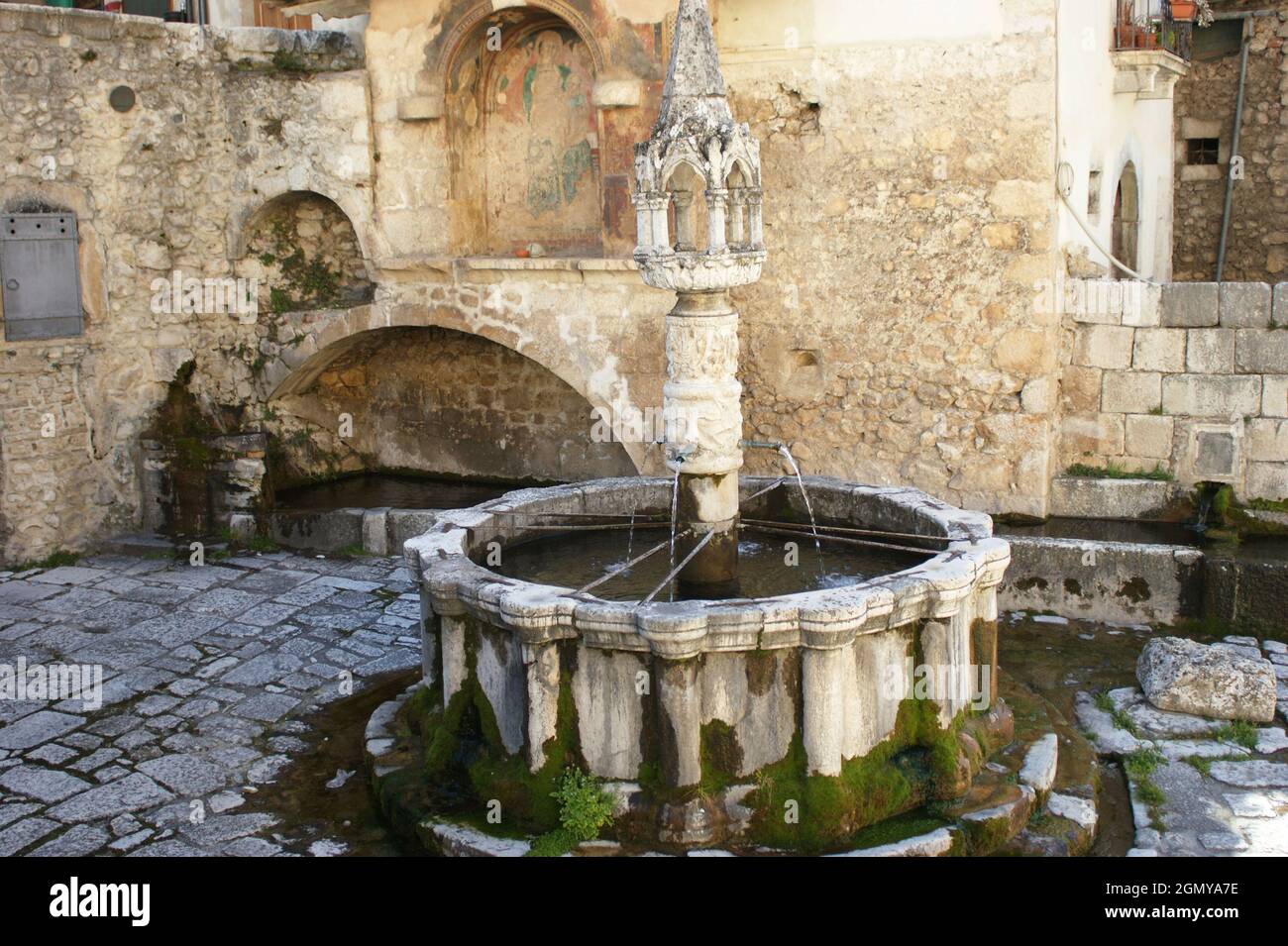 Abruzzo medievale hi-res stock photography and images - Alamy