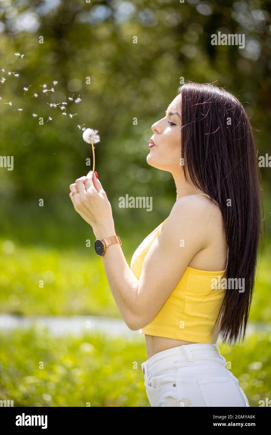 Woman in yellow top hi-res stock photography and images - Alamy