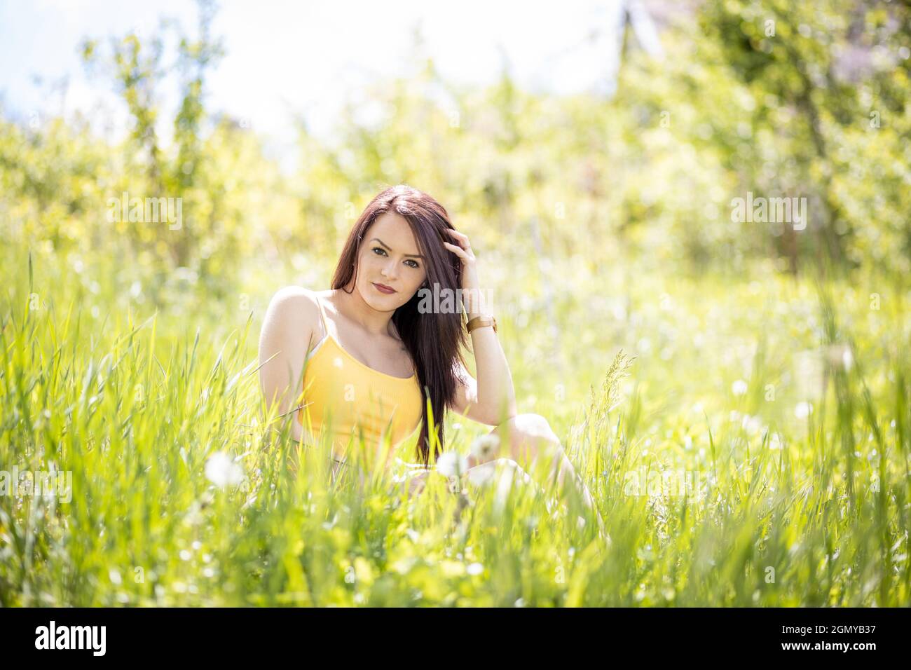 Woman in yellow top hi-res stock photography and images - Alamy