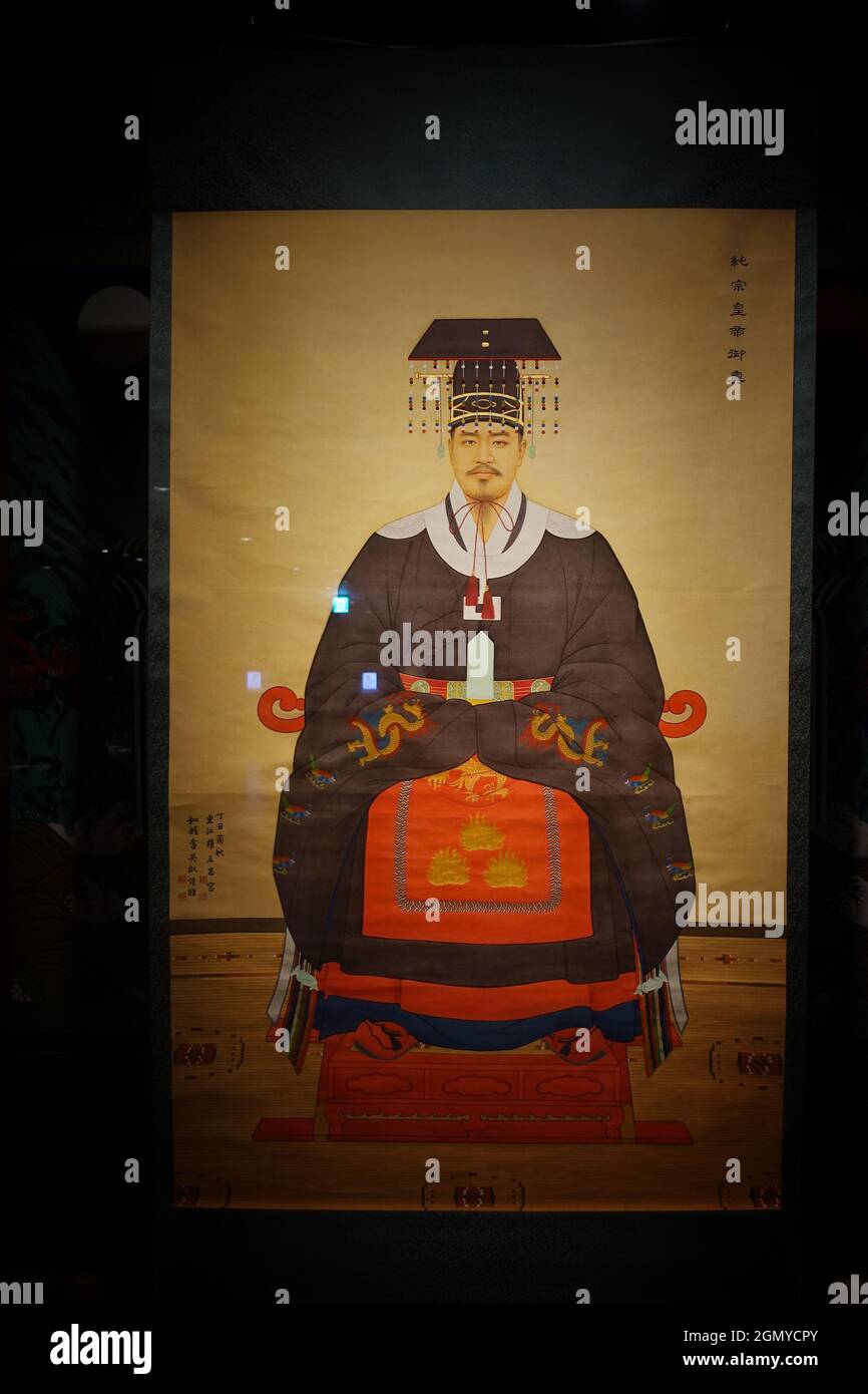 Painting illustrating The Emperor's (Xuan Yi Hao Chang) Black top Red ...