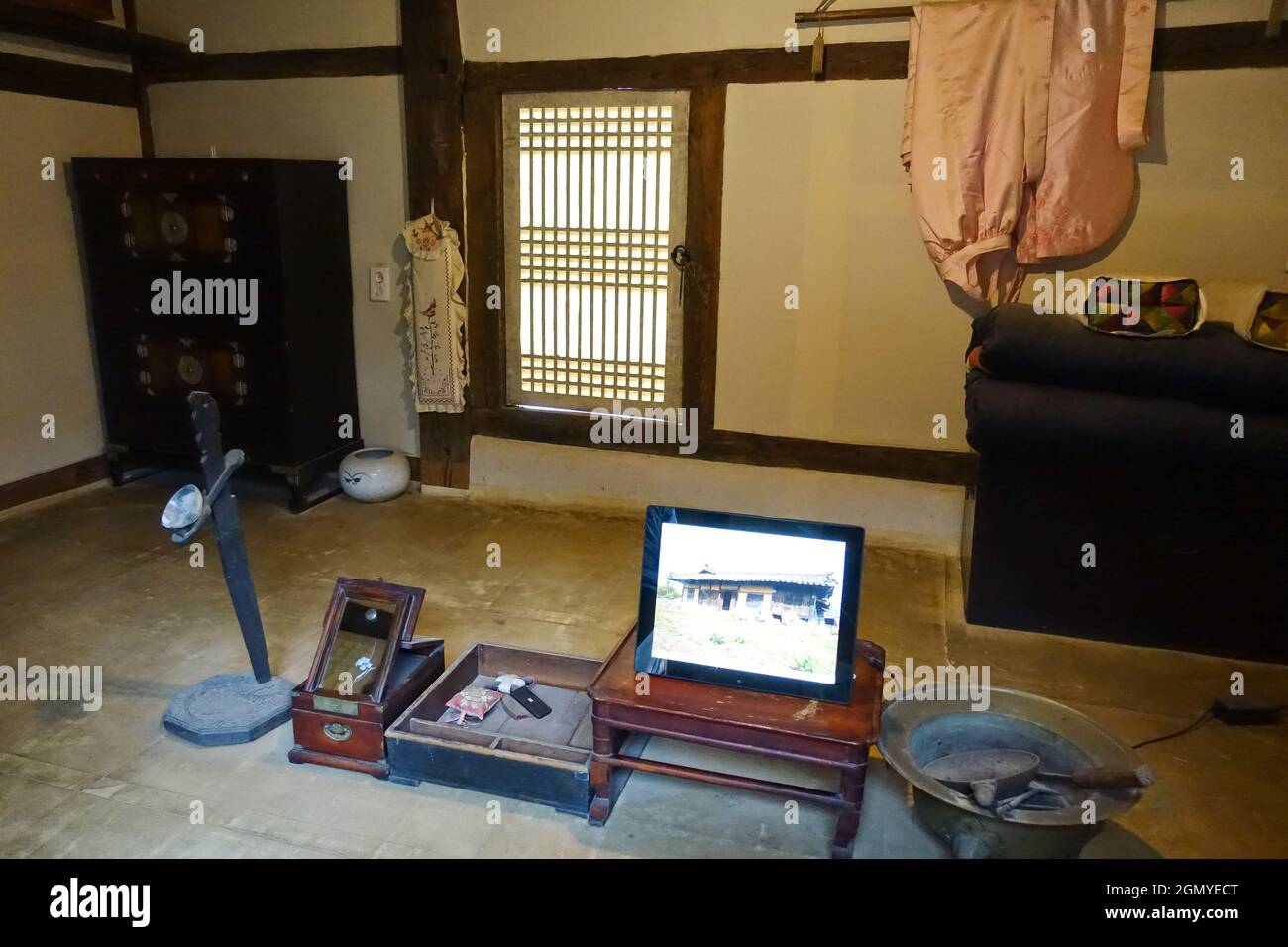 Ancient korean bedroom and dressing room hi-res stock photography and ...