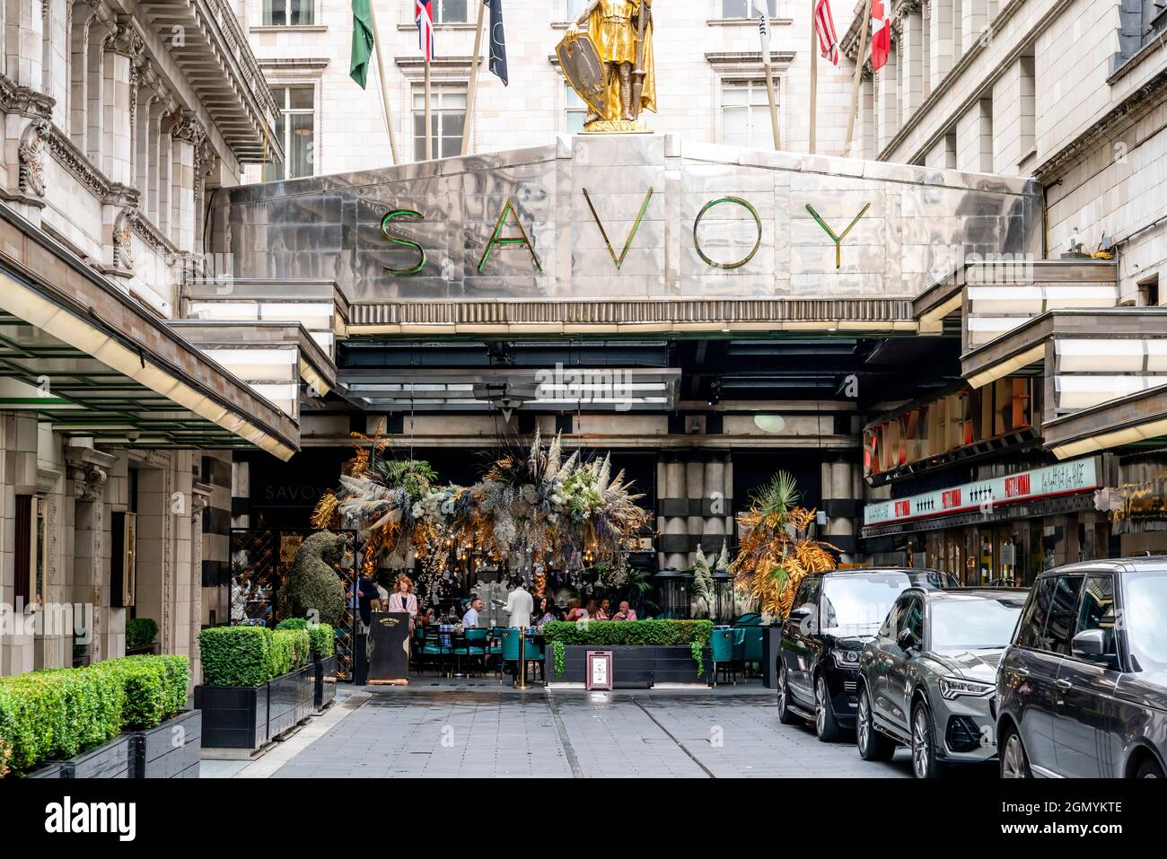 Entrance savoy hotel london uk hi-res stock photography and images - Alamy