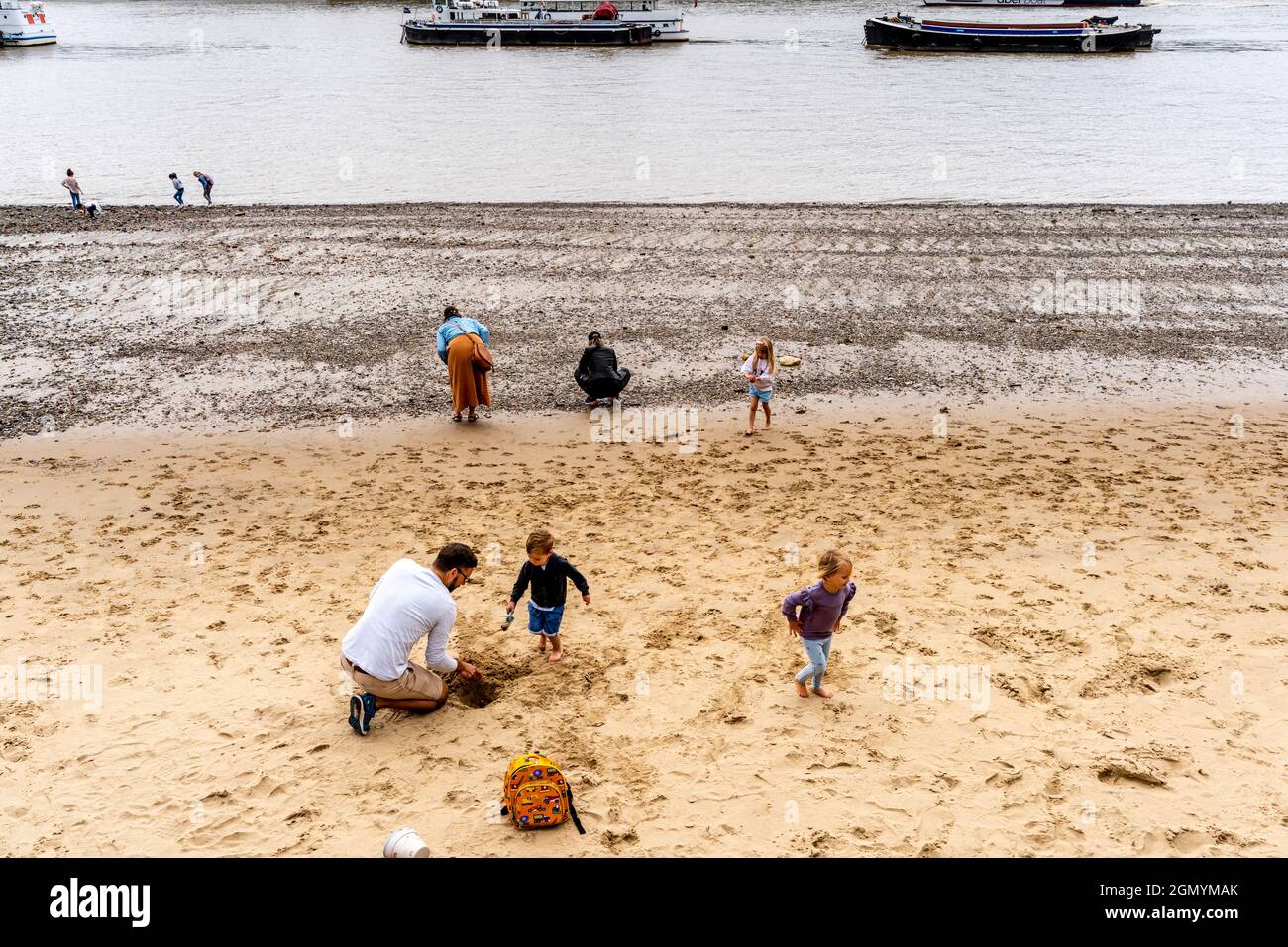 Thames beach hi-res stock photography and images - Alamy