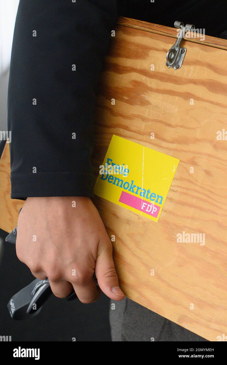 Magdeburg, Germany. 21st Sep, 2021. "Free Democrats" and "FDP" are ...