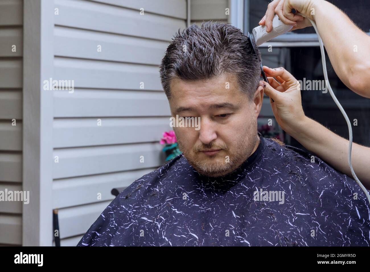 Cutting man hair hi-res stock photography and images - Alamy