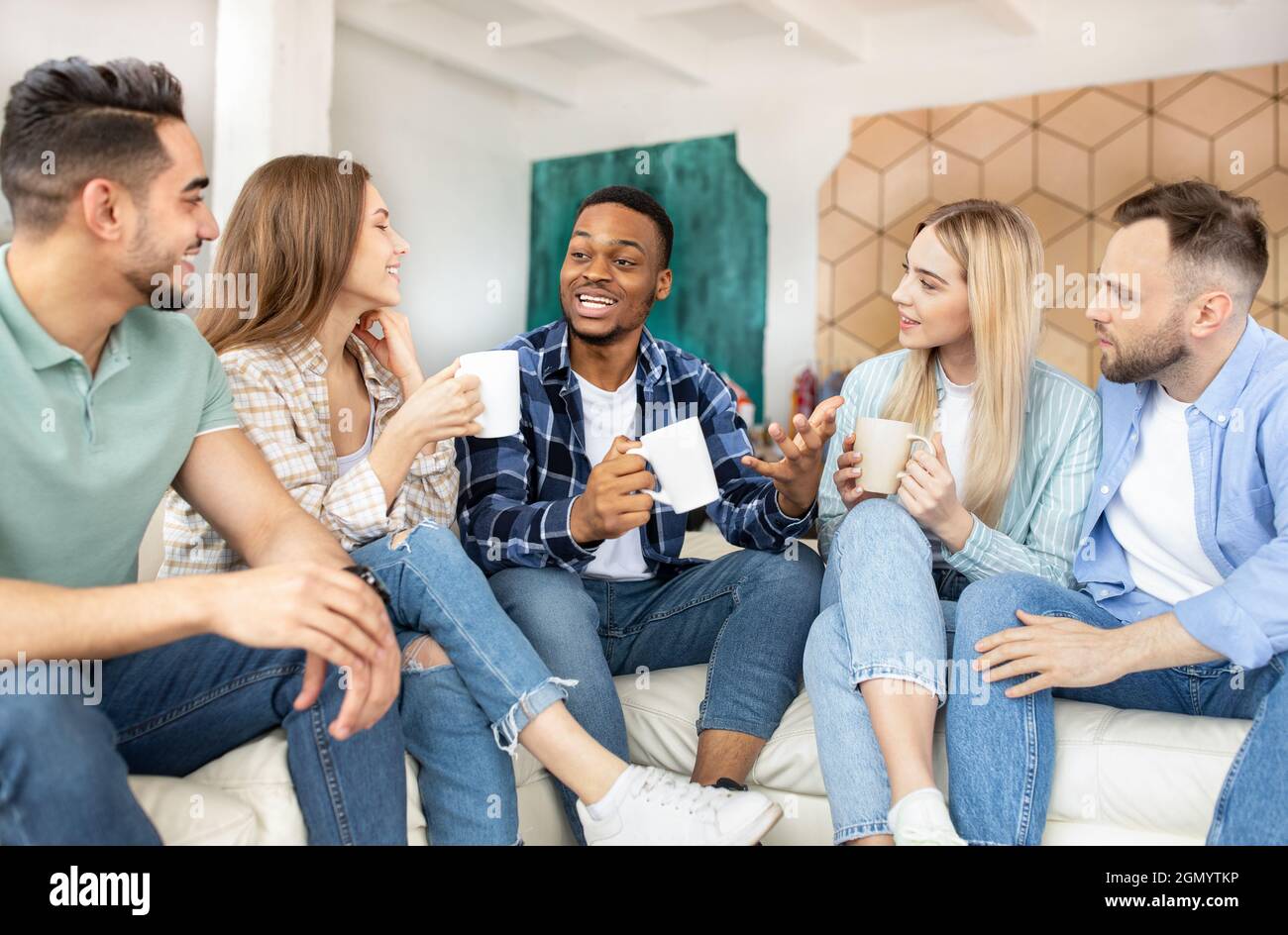 Student home party hi-res stock photography and images - Alamy