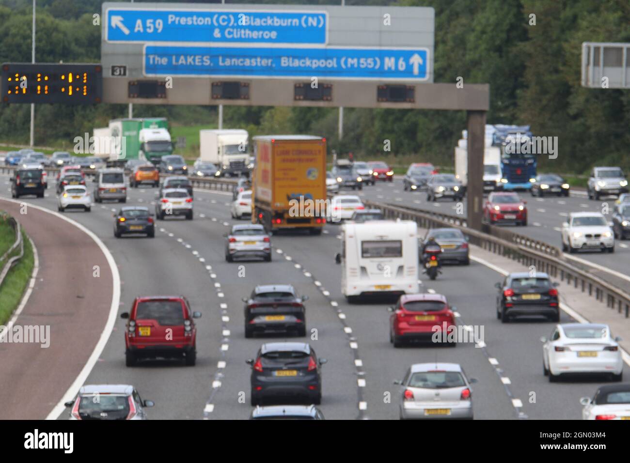 Two roads merging hi-res stock photography and images - Alamy