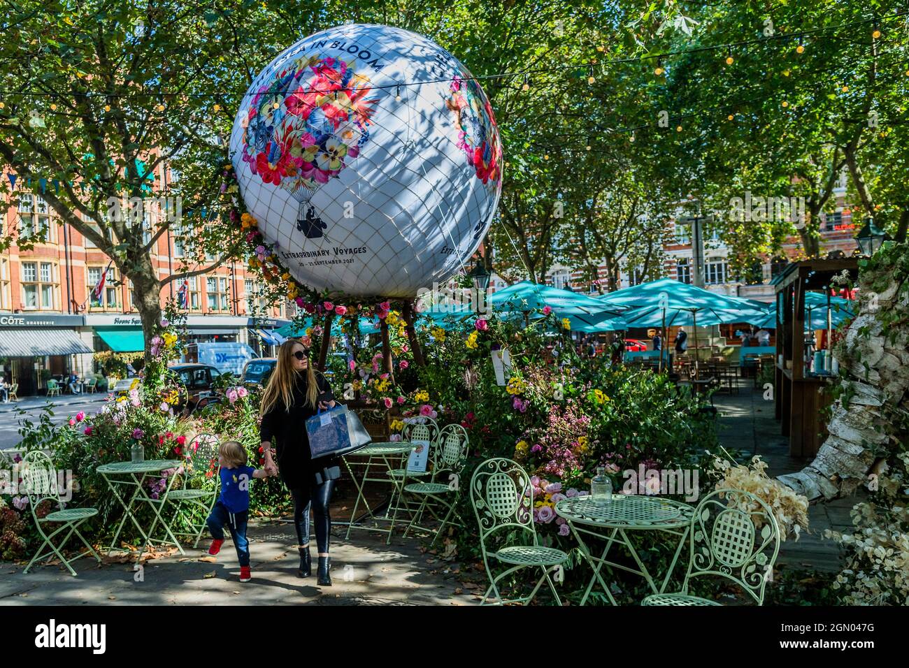 London, UK. 21st Sep, 2021. A floral hot air balloon in Sloane Square ...
