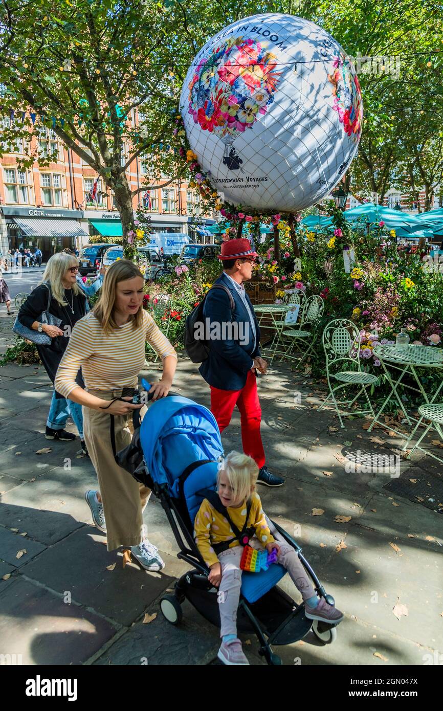 London, UK. 21st Sep, 2021. A floral hot air balloon in Sloane Square ...