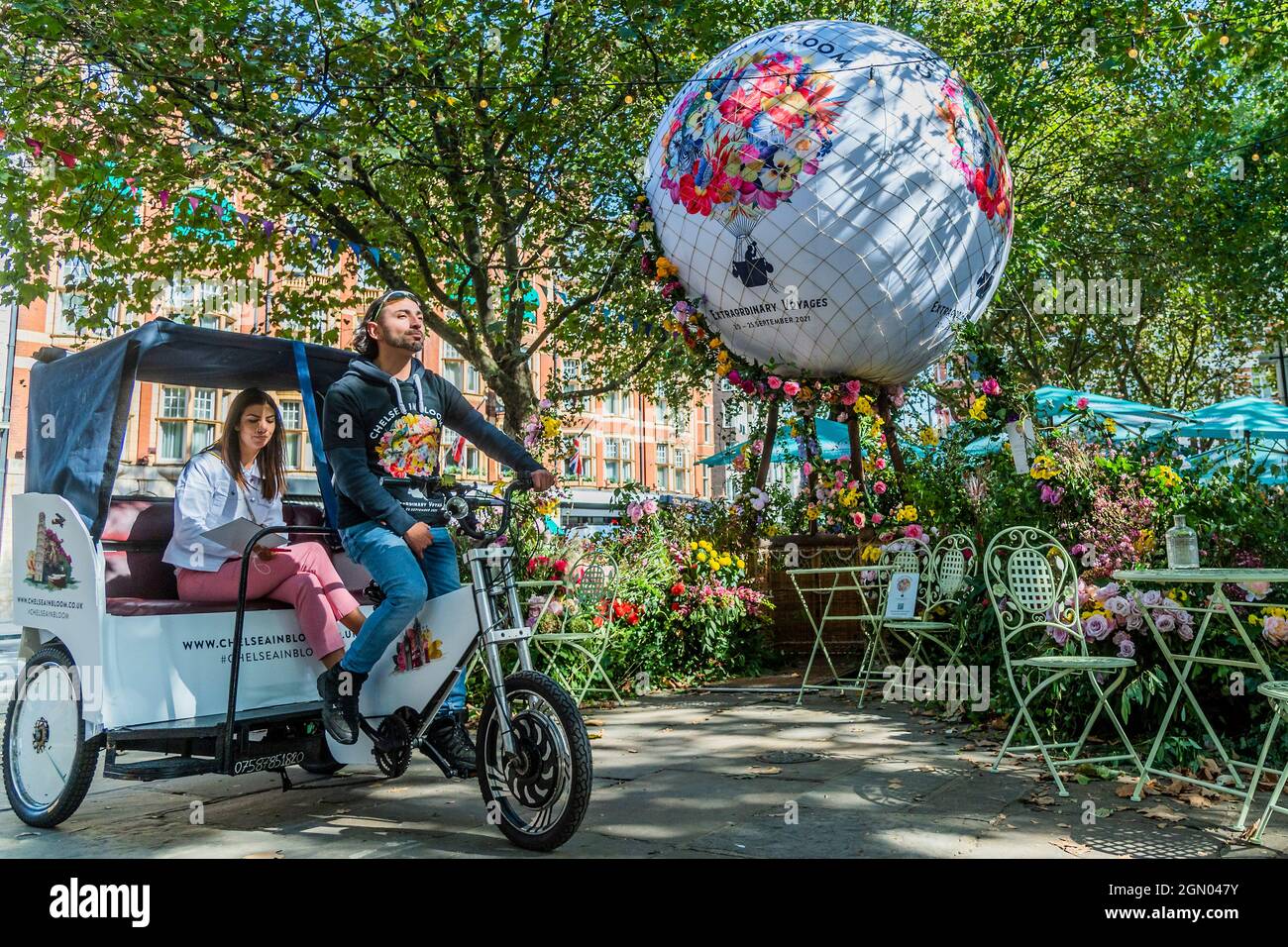 London, UK. 21st Sep, 2021. A floral hot air balloon in Sloane Square ...