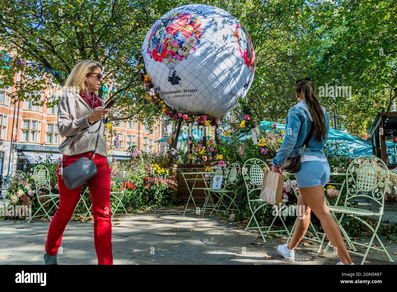 London, UK. 21st Sep, 2021. A floral hot air balloon in Sloane Square ...