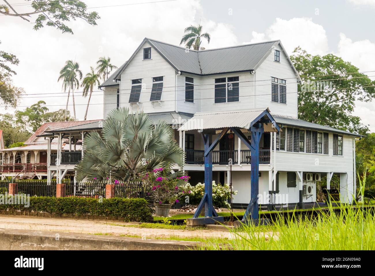 Wooden house at Peperpot plantation in Suriname Stock Photo - Alamy