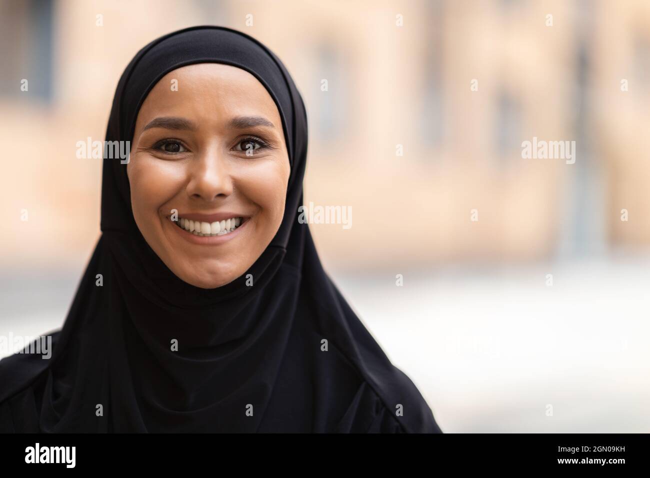 Woman hijab portrait hi-res stock photography and images - Alamy