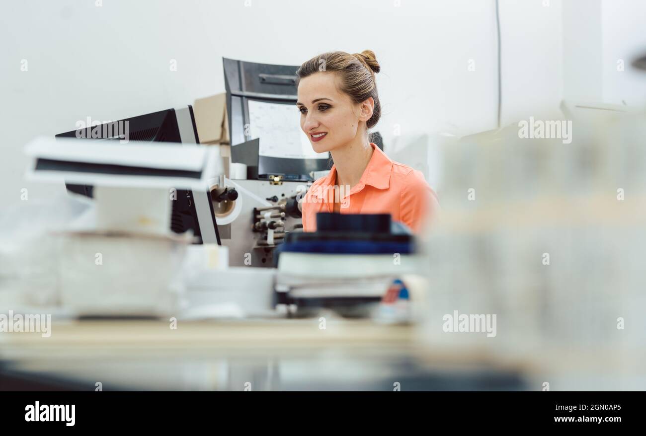Woman in printing shop on the design computer Stock Photo - Alamy