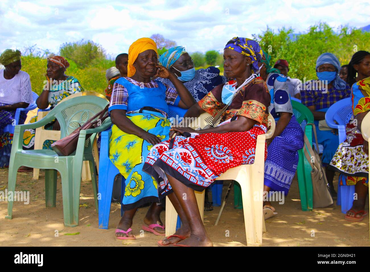African women and gathering community hi-res stock photography and ...