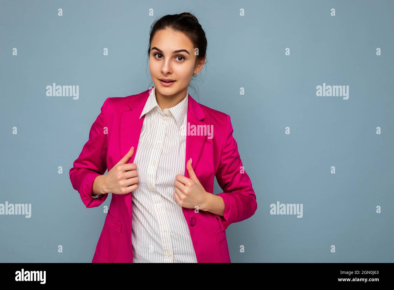 Photo portrait of young attractive beautiful positive self-confident ...