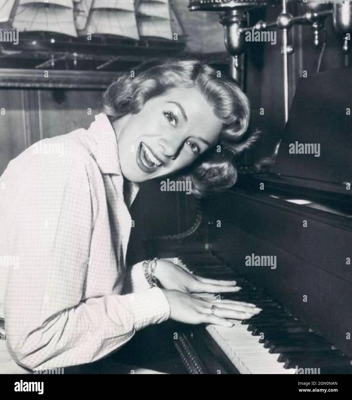 ROSEMARY CLOONEY (1928-2002) American singer and film actress about ...